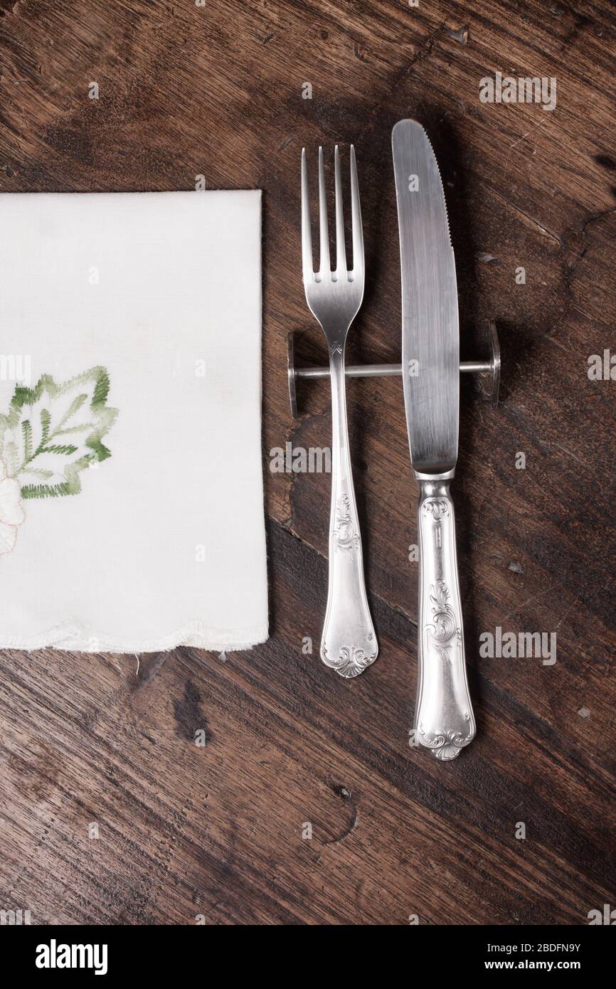 Old fashioned knife and fork hi-res stock photography and images - Alamy