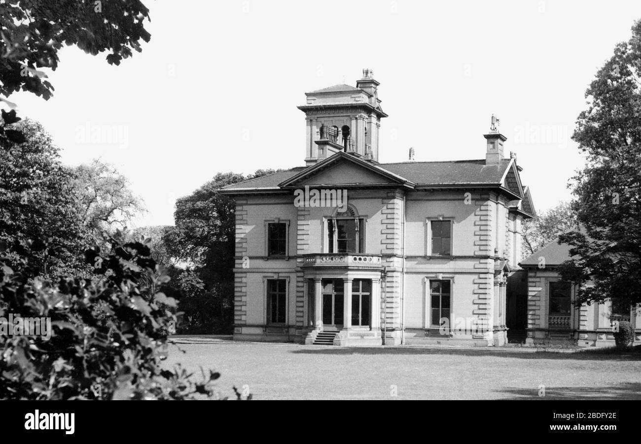 Runcorn, the Town Hall c1955 Stock Photo - Alamy