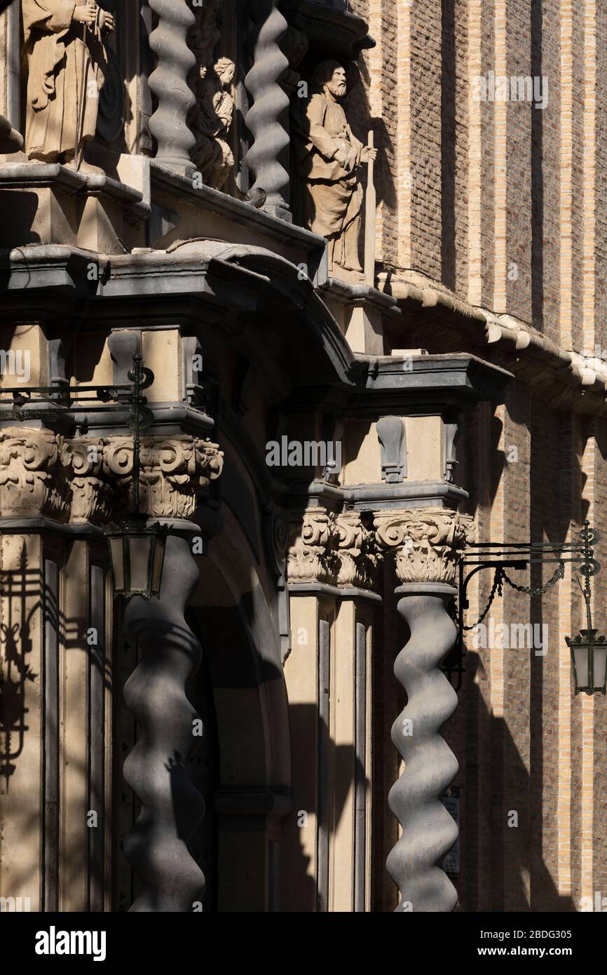 Solomonic columns hi-res stock photography and images - Alamy