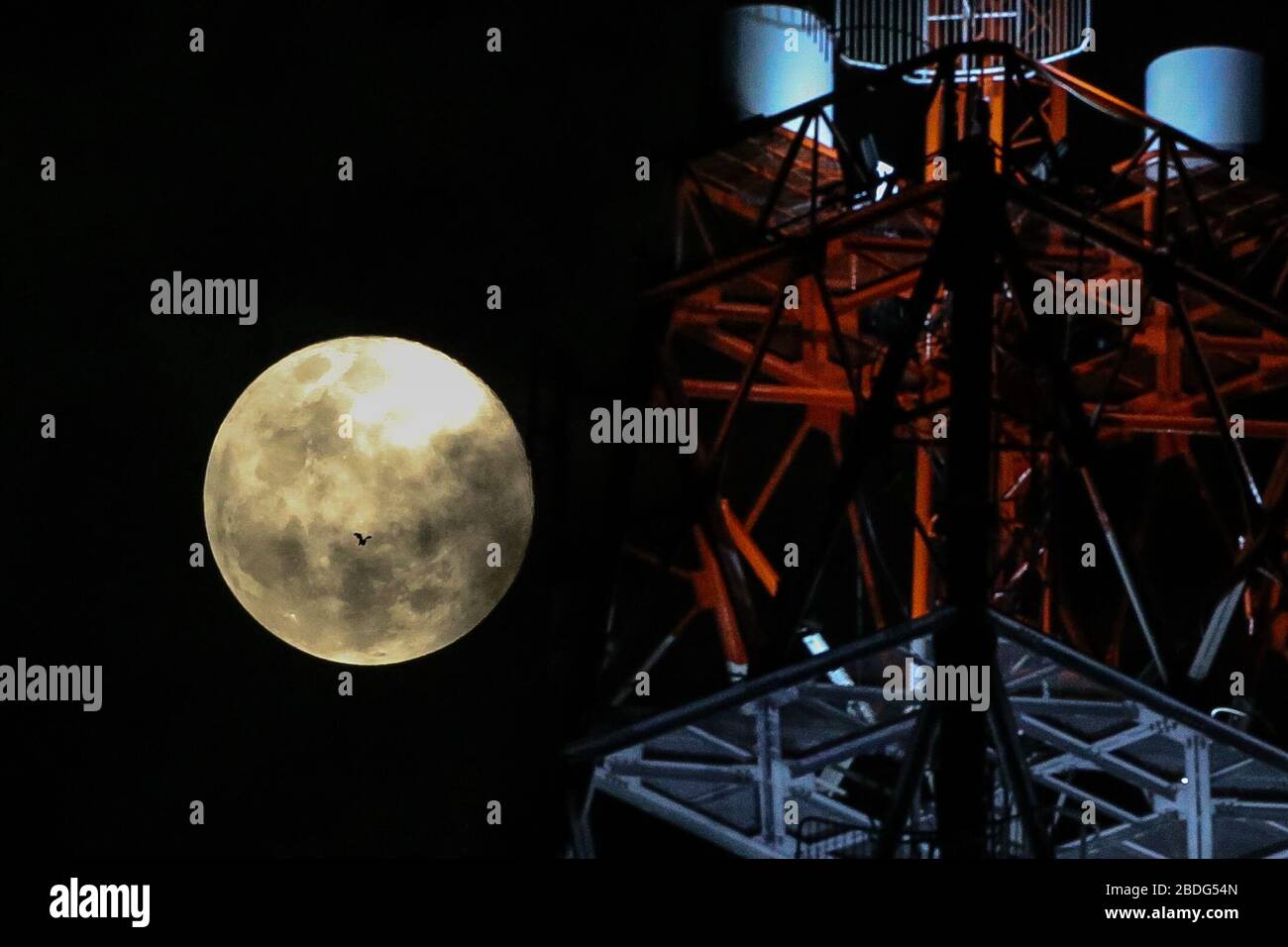 Quezon City, Philippines. 8th Apr, 2020. The supermoon is seen over the ...