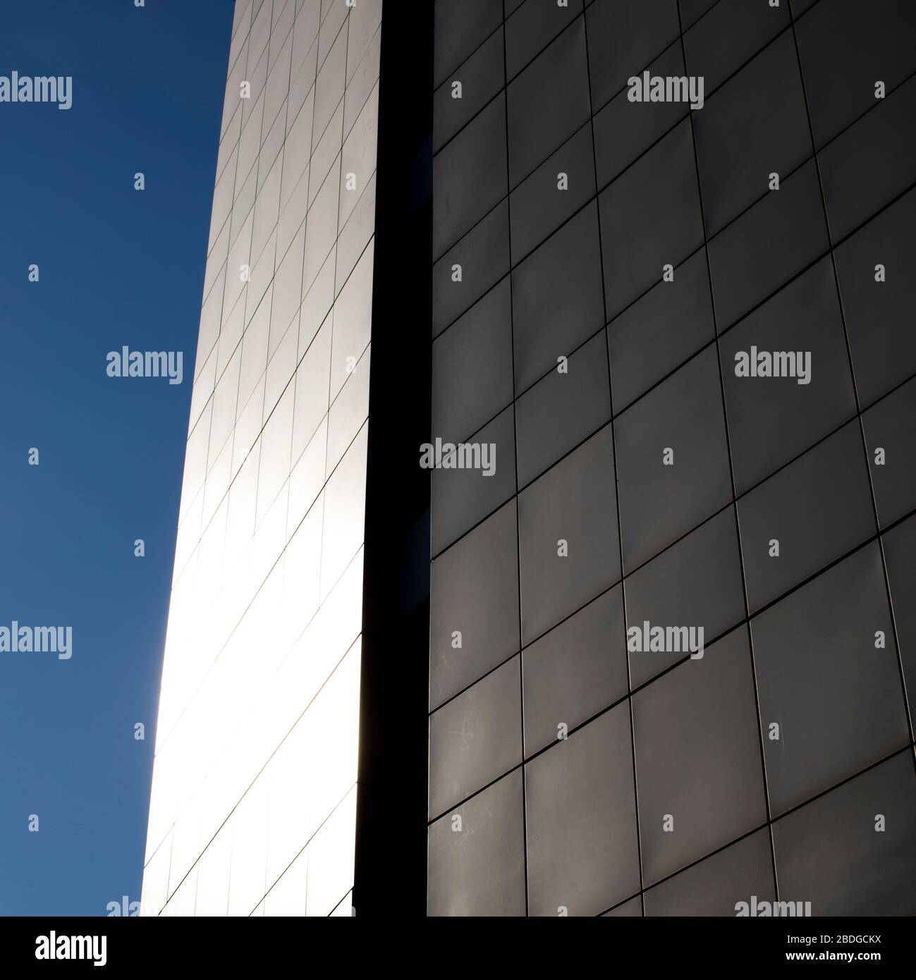 Building reflecting sunlight hi-res stock photography and images - Alamy