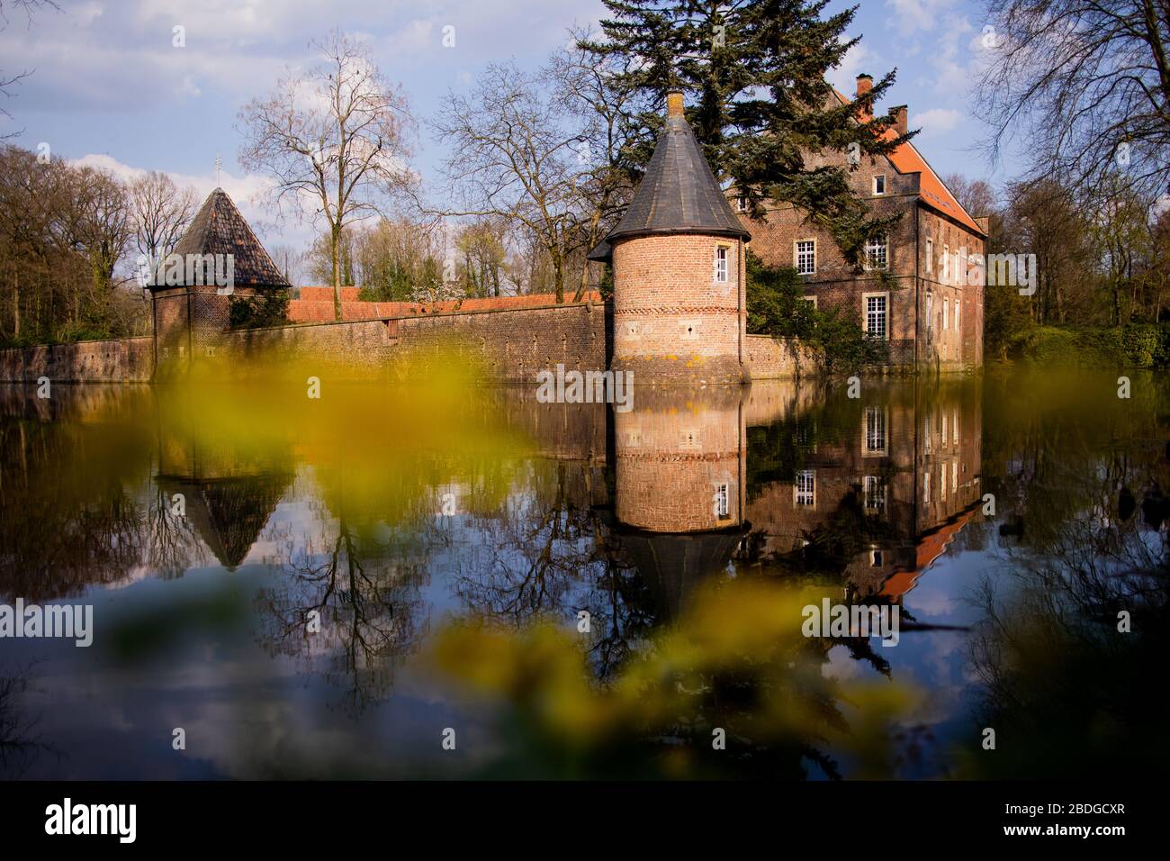 Ochtrup, Germany. 08th Apr, 2020. The last sunrays of the day can be ...