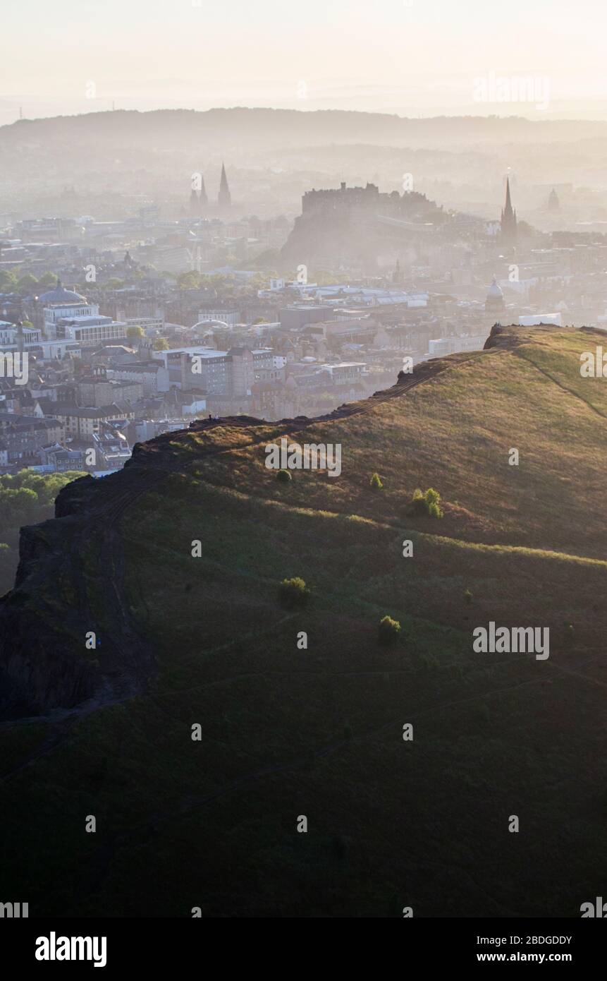 Edinburgh castle arthurs seat sunrise hi-res stock photography and ...