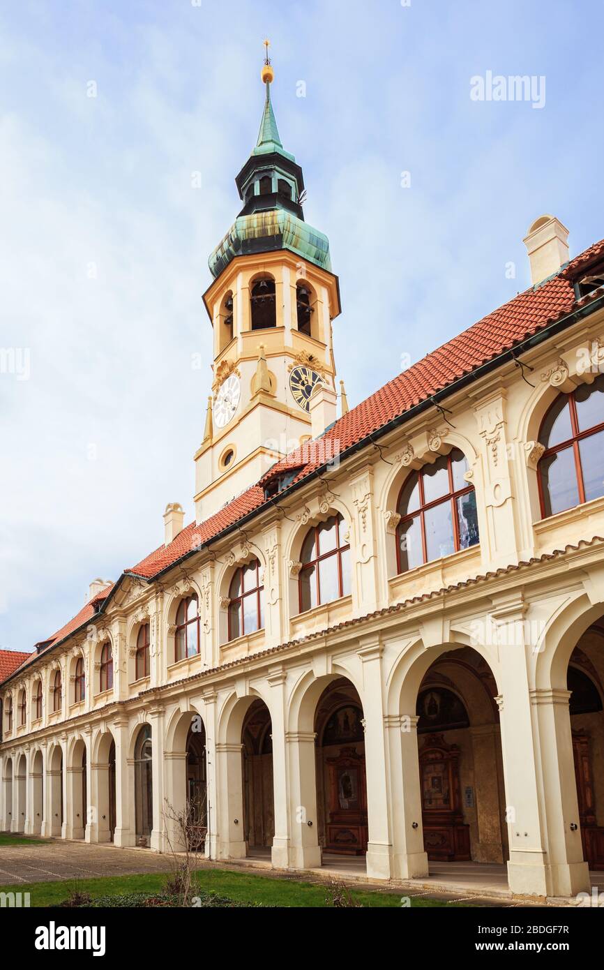 Arcade architecture baroque courtyard hi-res stock photography and ...