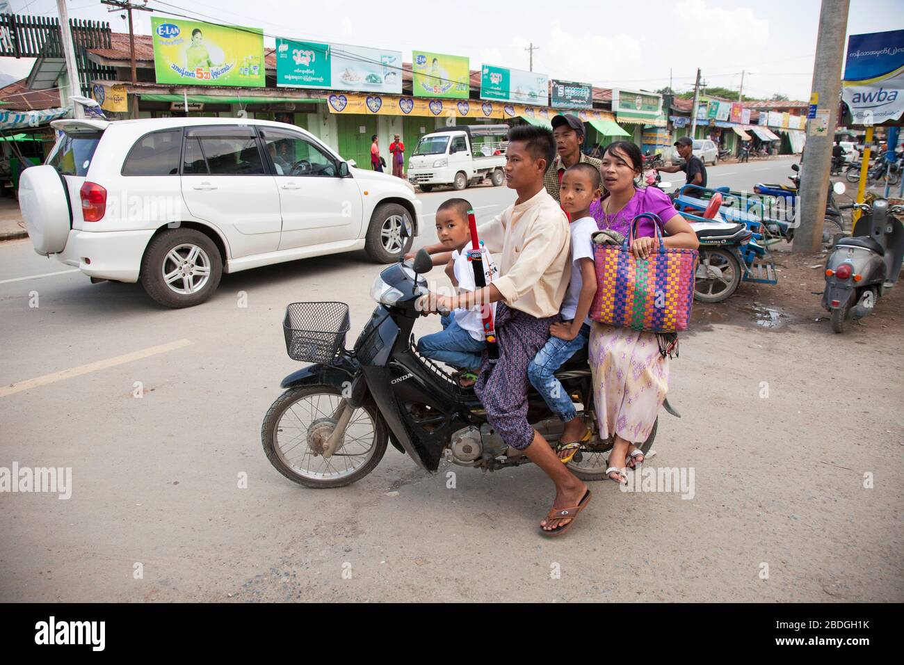 Family life in myanmar hi-res stock photography and images - Alamy