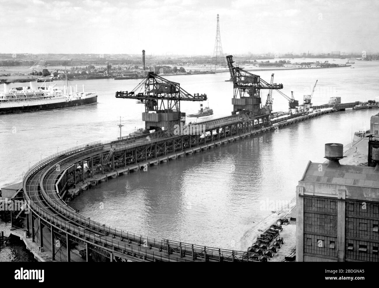 Dagenham, Ford Jetty and River Thames c1950 Stock Photo - Alamy