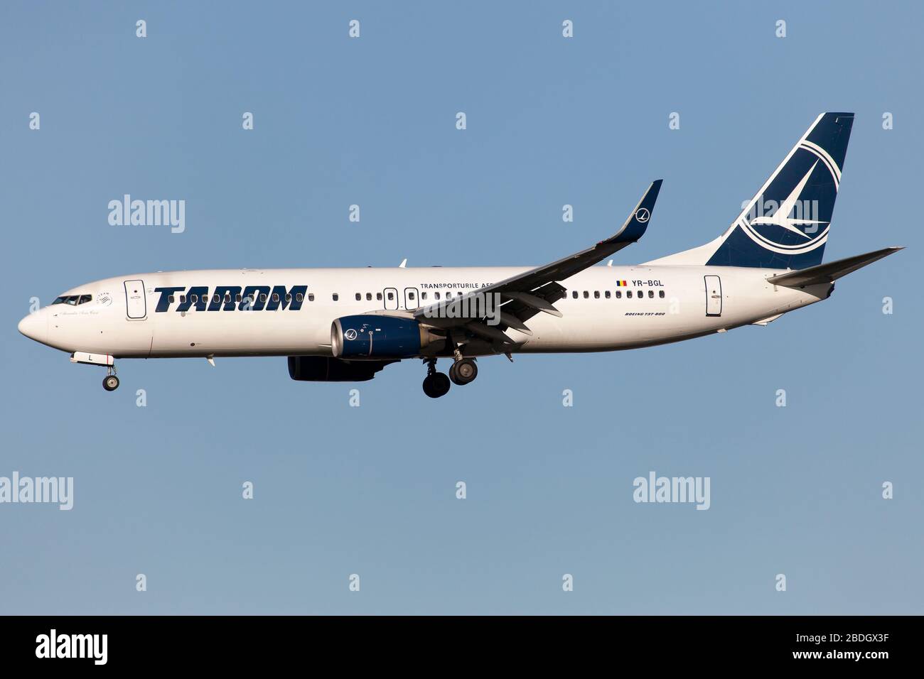 Tarom boeing 737 800 hi-res stock photography and images - Alamy