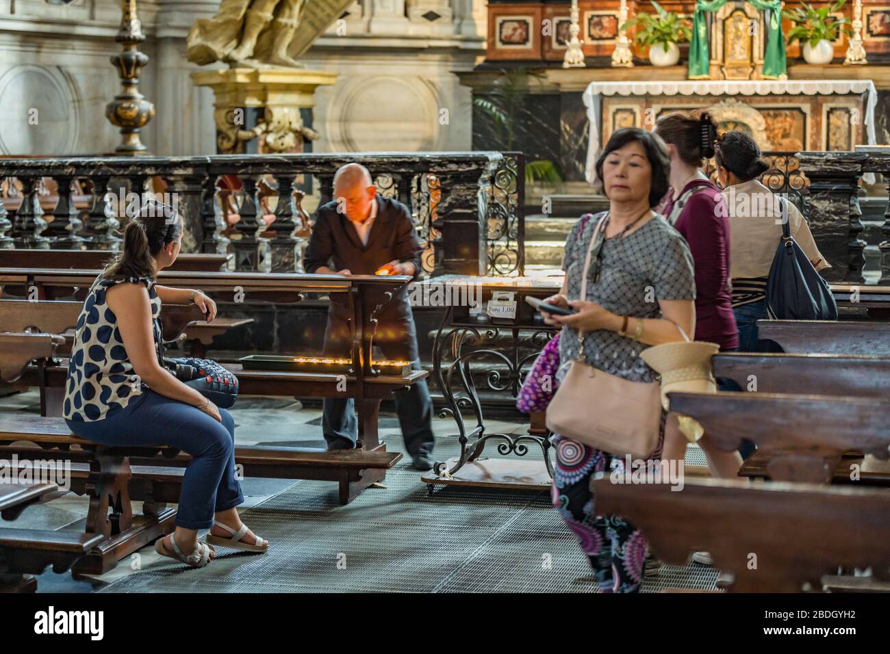 Como, ITALY - August 4, 2019: Local people and tourists in the ...