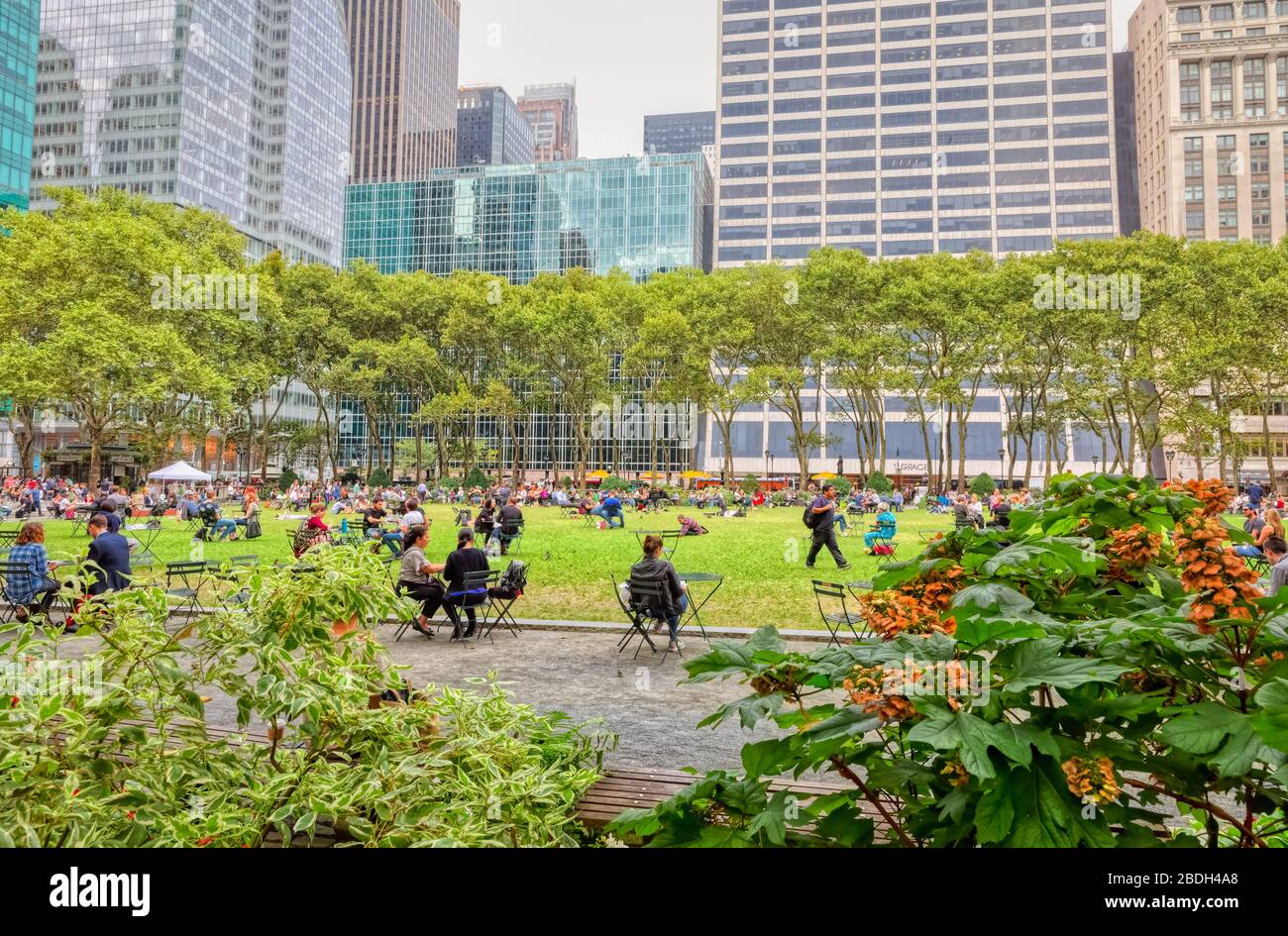 Crowd in Bryant Park, New York Stock Photo - Alamy