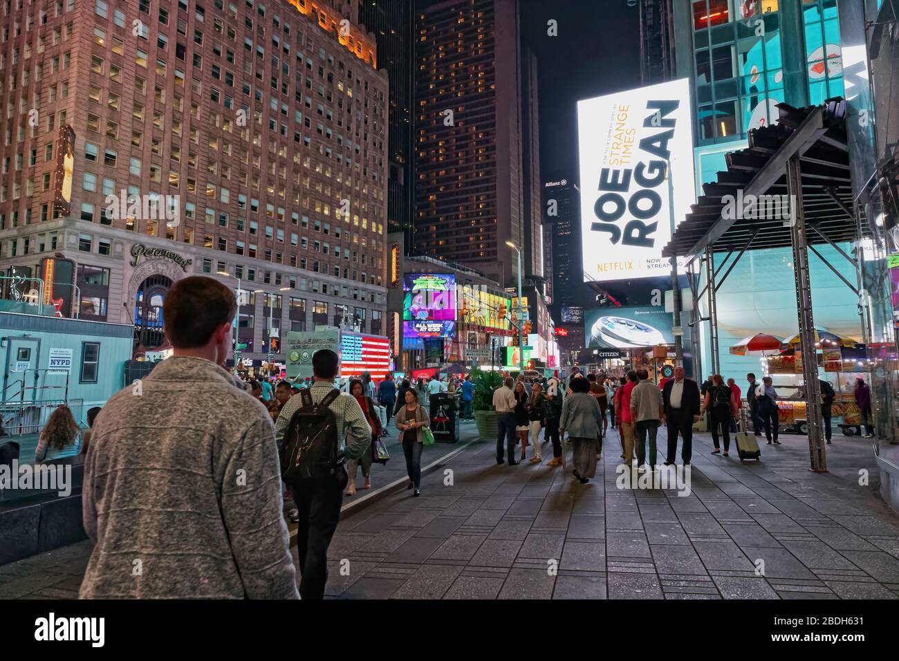 People walk to and from Times Square in New York Stock Photo - Alamy