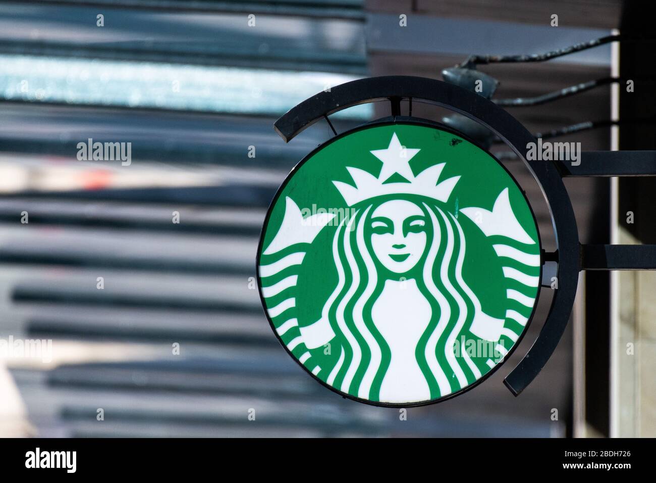 A Starbucks coffee shop sign logo Stock Photo - Alamy
