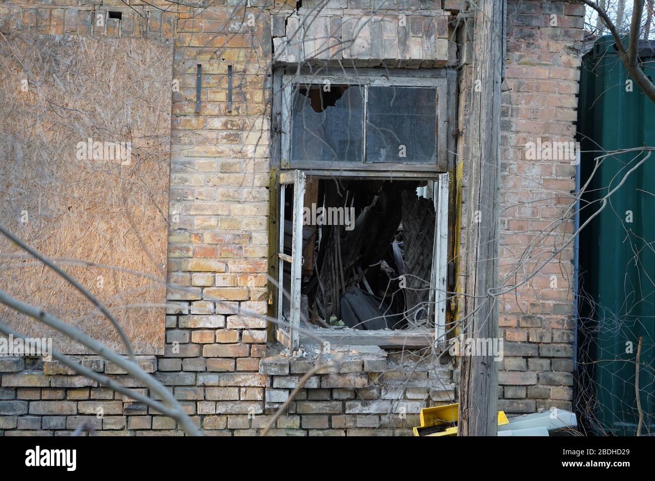Facade building broken windows hi-res stock photography and images - Alamy