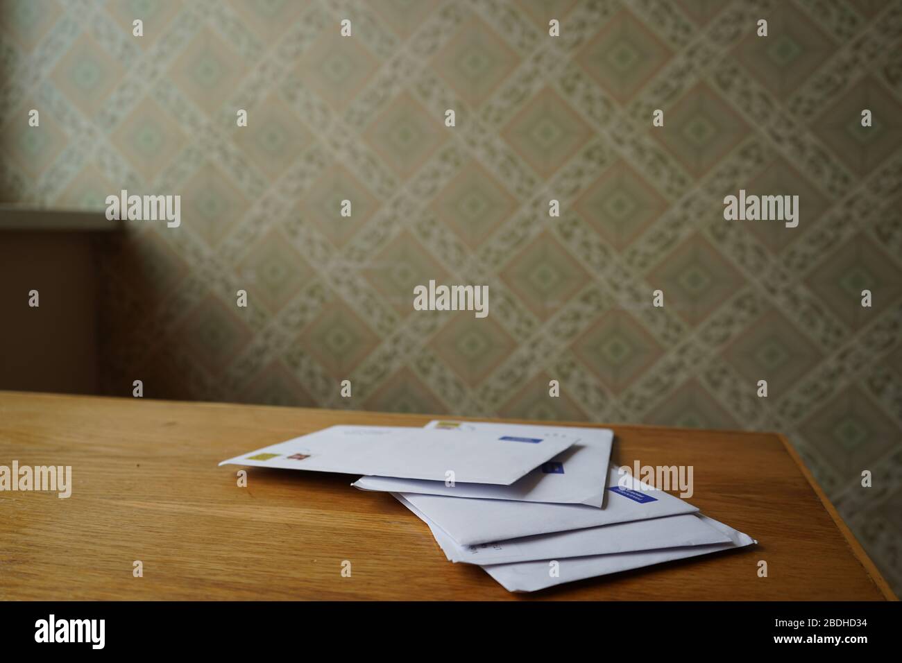 Bunch of envelopes lying on the table Stock Photo - Alamy