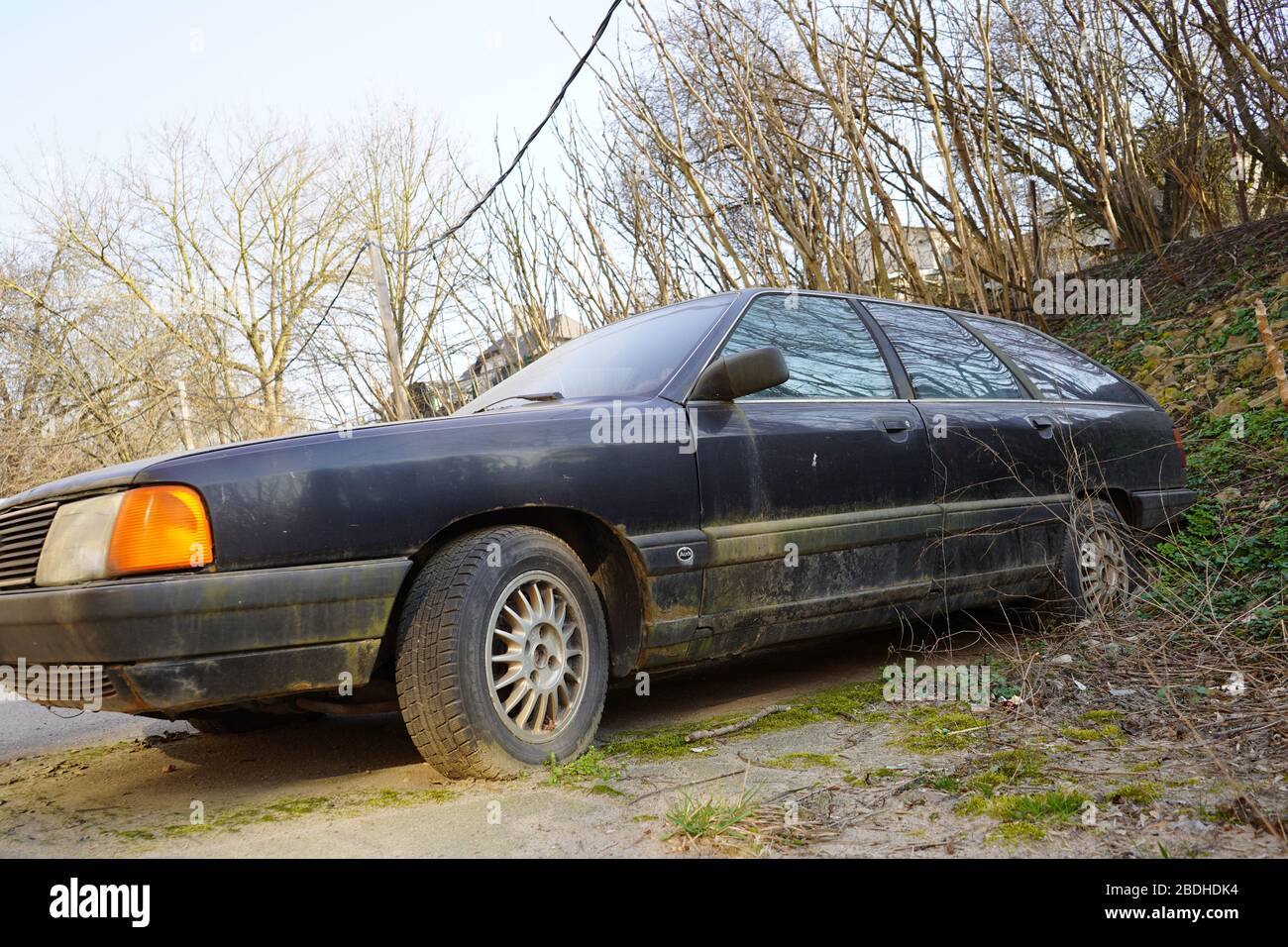 Old car in the woods hi-res stock photography and images - Alamy