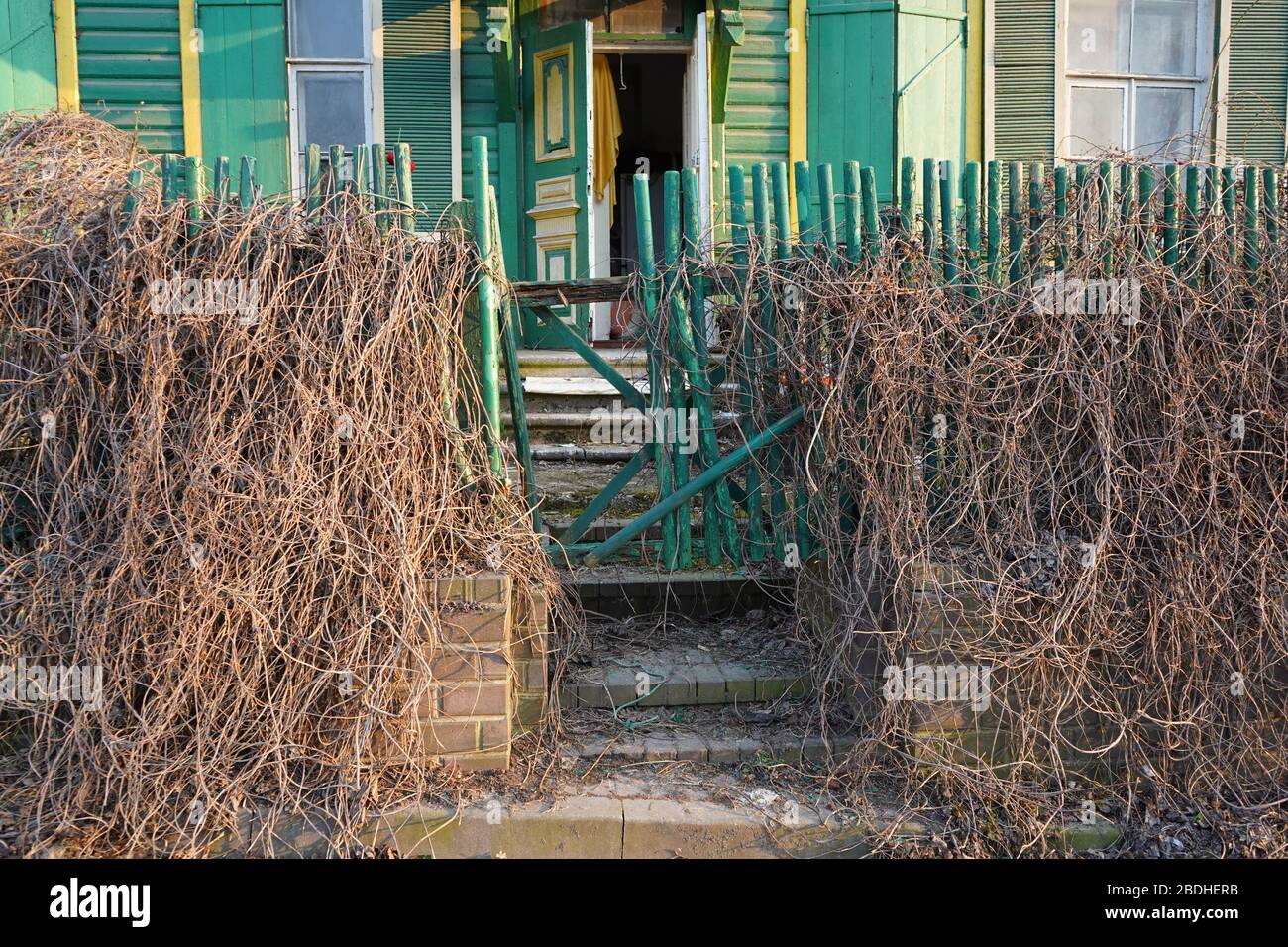 Broken fence wood hi-res stock photography and images - Alamy
