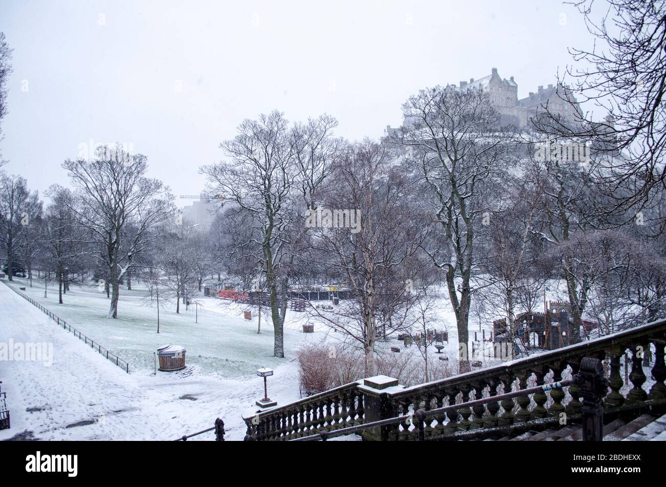 Snowman edinburgh castle hi-res stock photography and images - Alamy