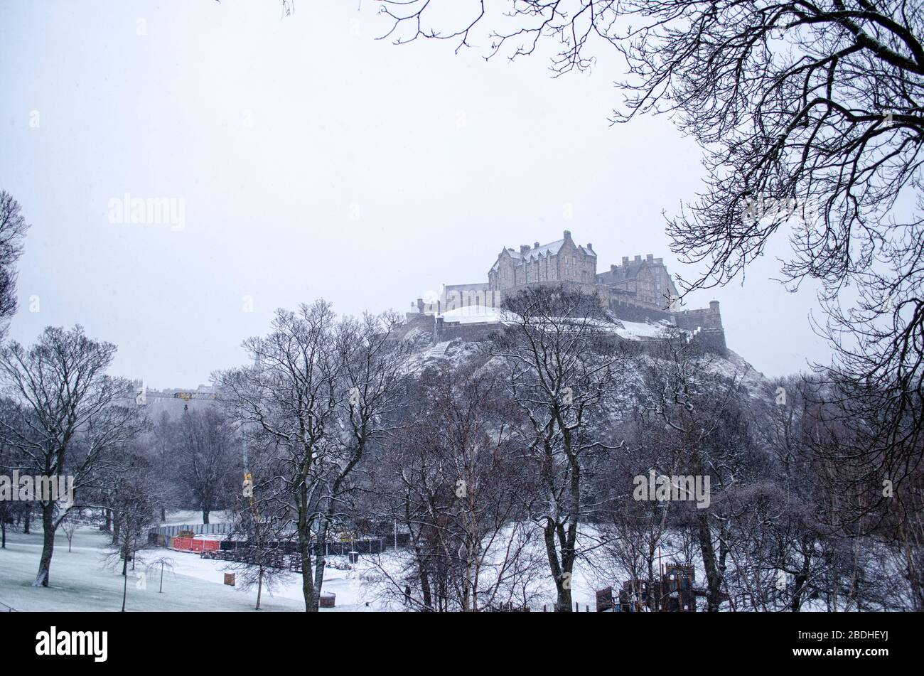 Snowman edinburgh castle hi-res stock photography and images - Alamy