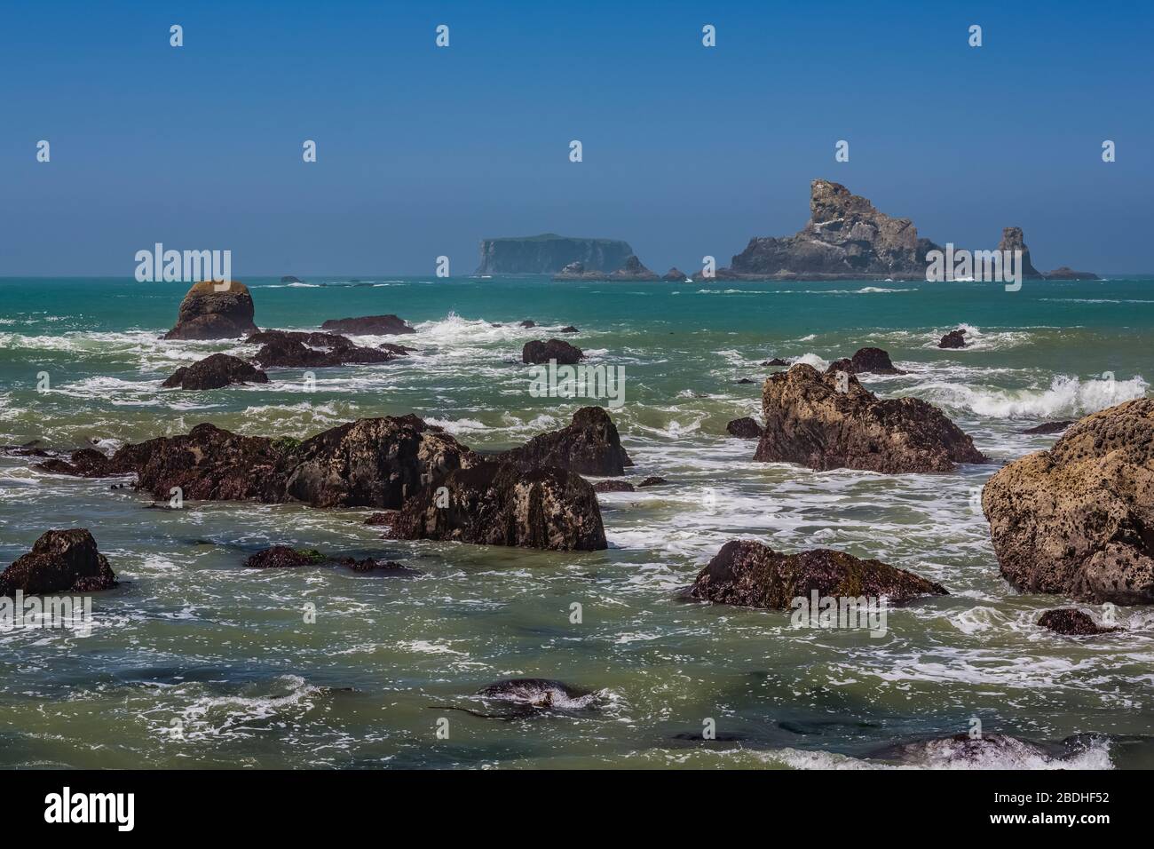 Seascape with offshore rocks and sea stacks at Rialto Beach in Olympic ...