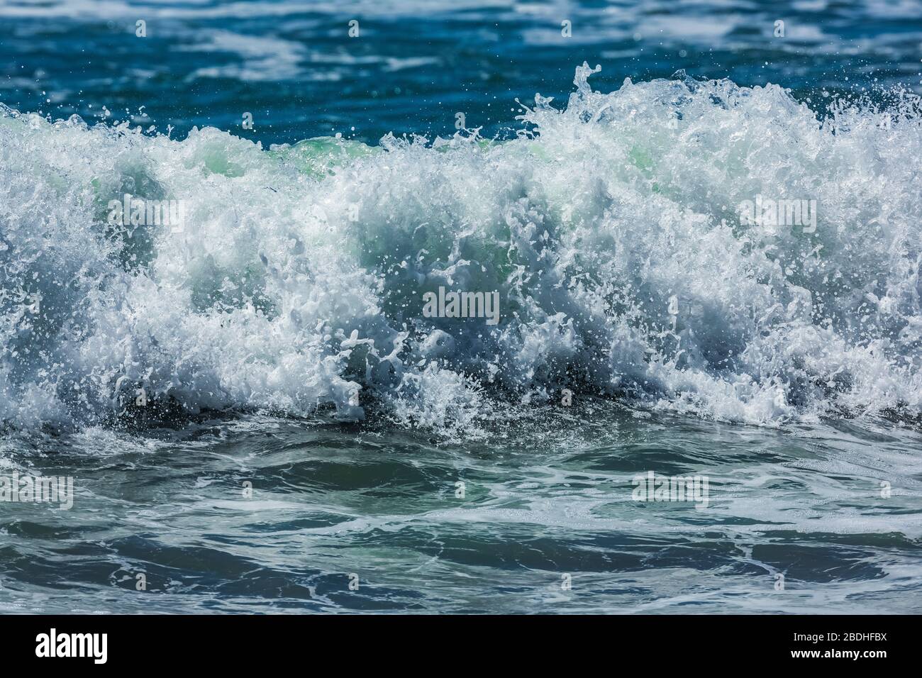 Crashing Pacific Ocean waves on Rialto Beach in Olympic National Park ...