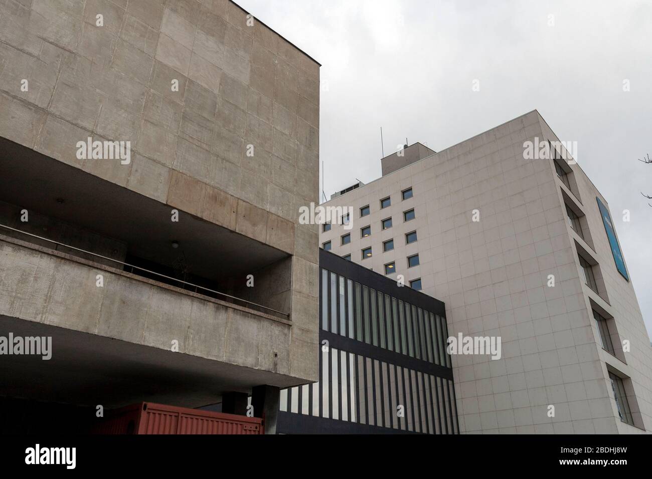 Modern office building in budapest hi-res stock photography and images ...
