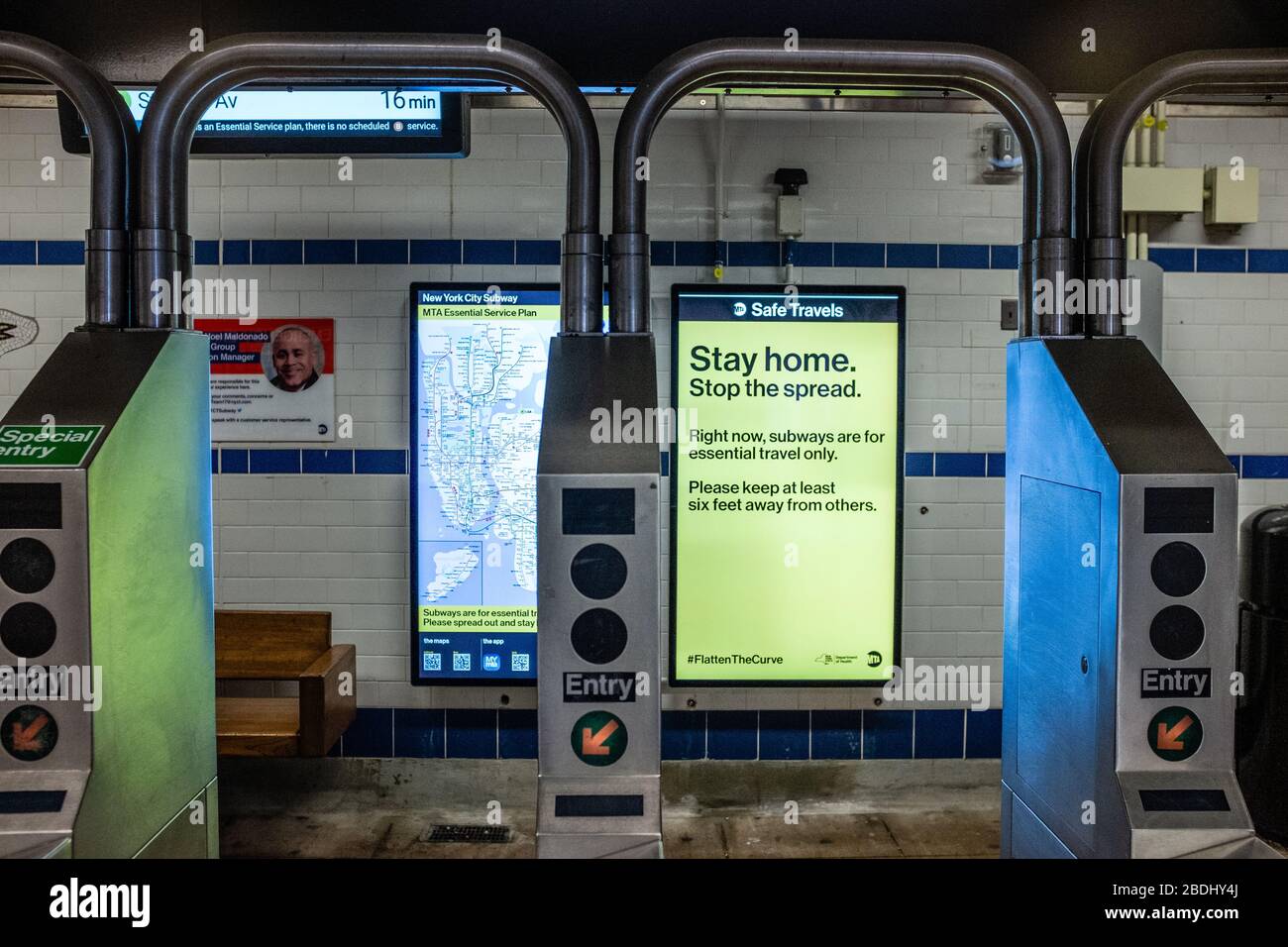 6 feet distance sign hi-res stock photography and images - Alamy