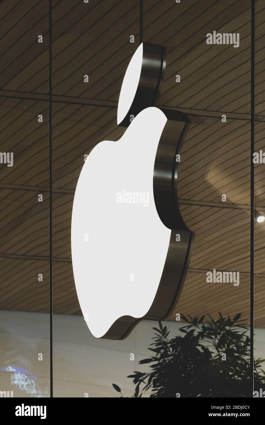 Apple logo on hanging sign hi-res stock photography and images - Alamy