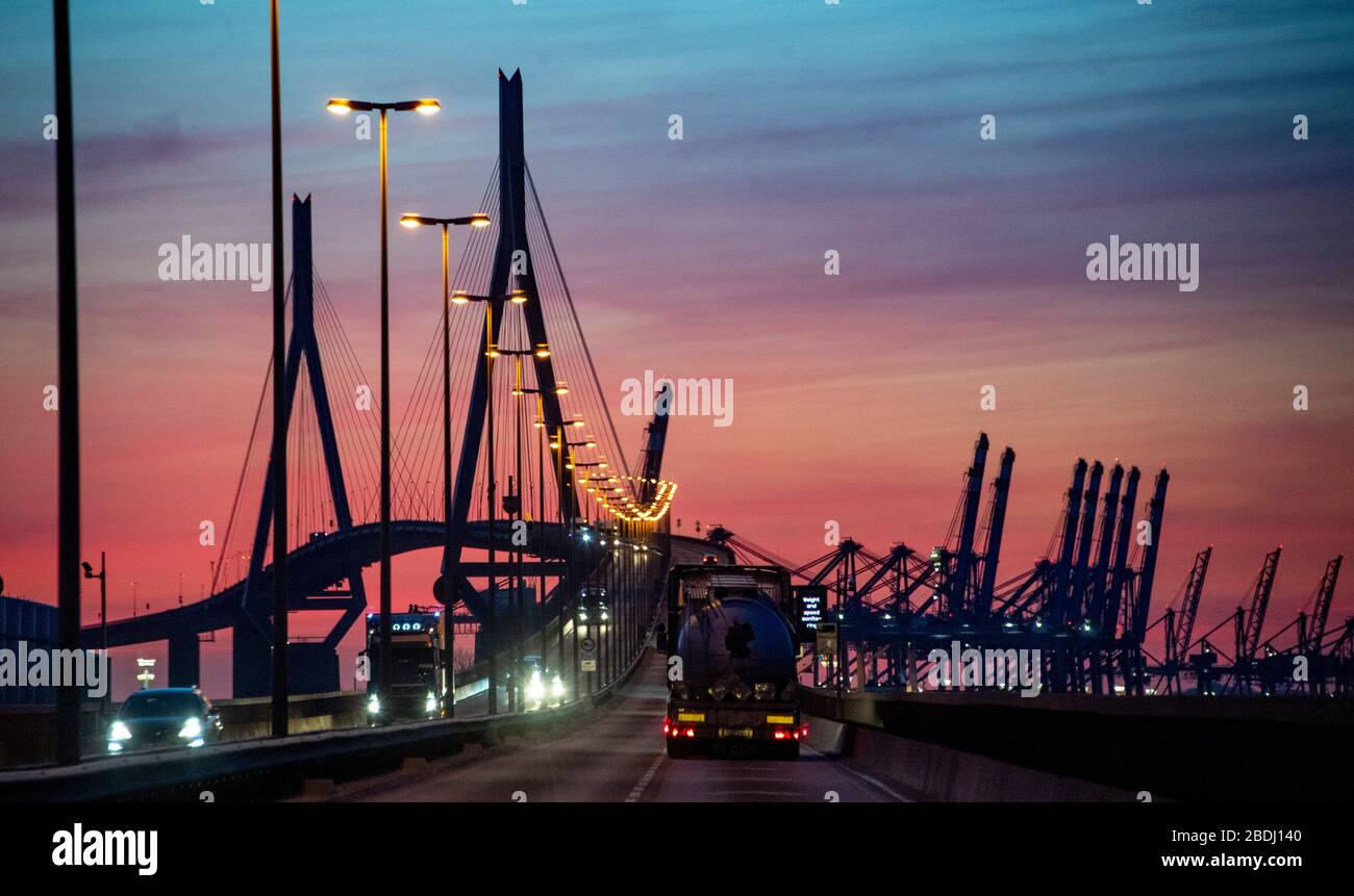 Raised gantry cranes hi-res stock photography and images - Alamy