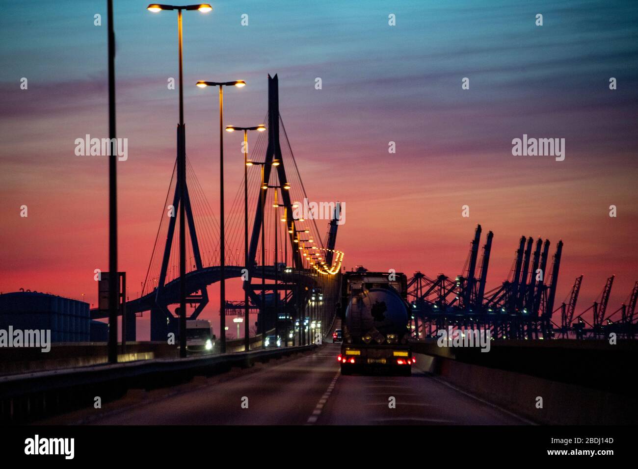 Raised gantry cranes hi-res stock photography and images - Alamy
