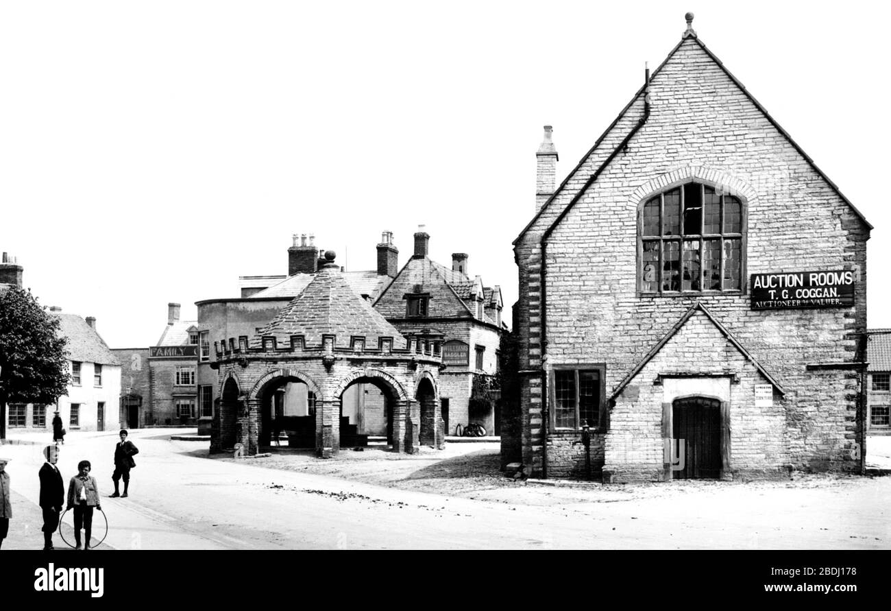 Somerton, Town Hall and Cross 1906 Stock Photo - Alamy