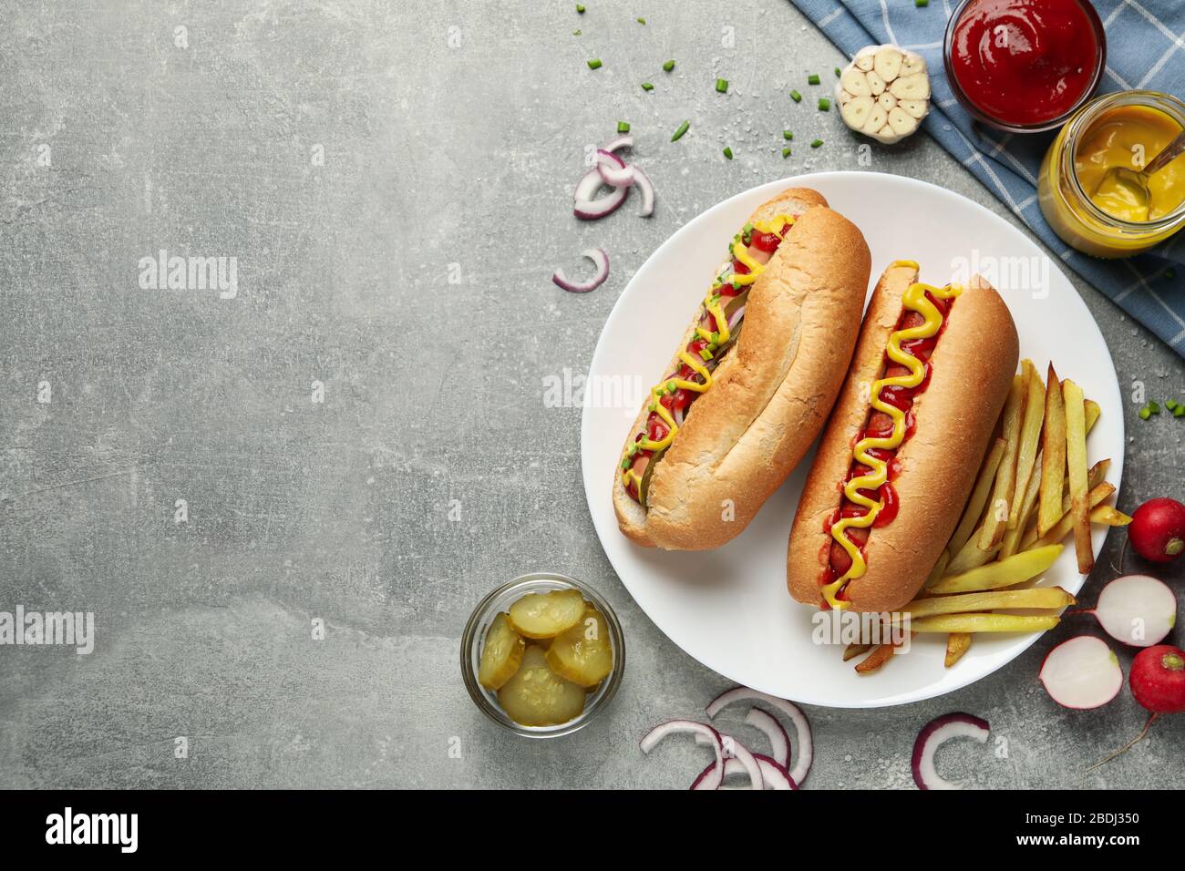 Hot dogs on table top view hi-res stock photography and images - Alamy