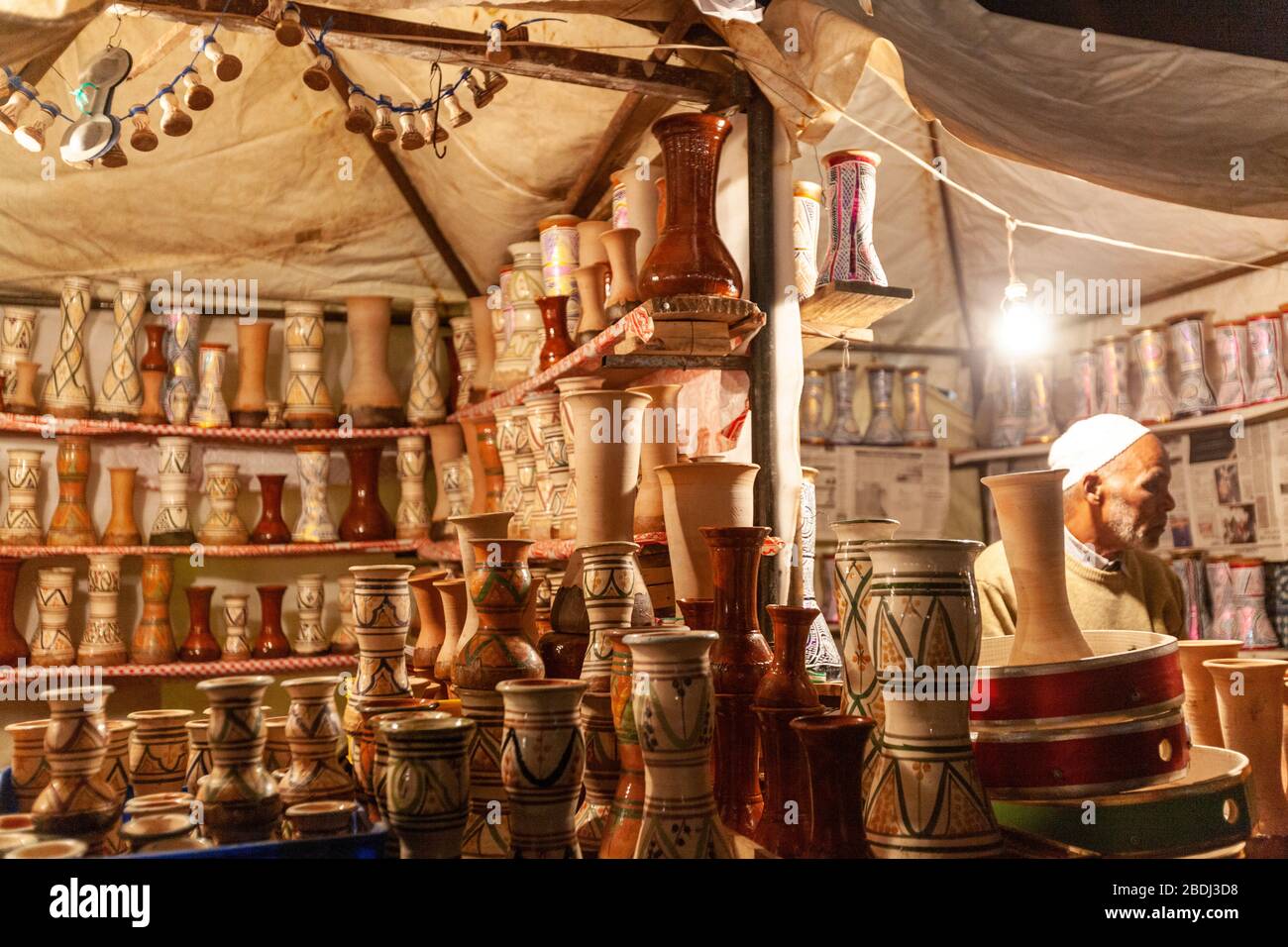 Pottery stall hi-res stock photography and images - Alamy