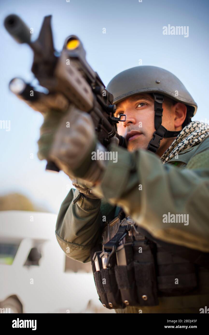 Male police officer pointing gun hi-res stock photography and images ...