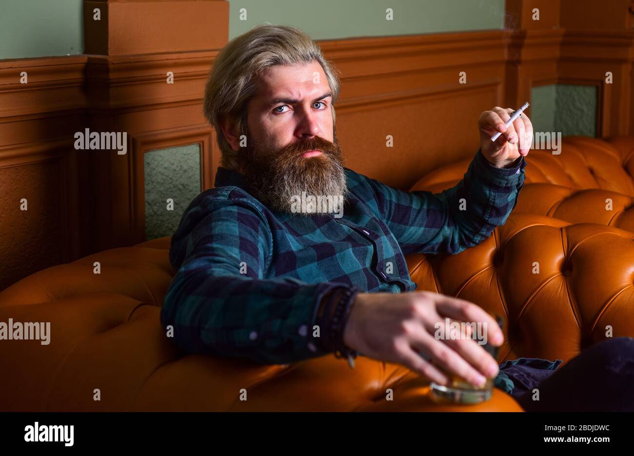 Man vaping and drinking hi-res stock photography and images - Alamy