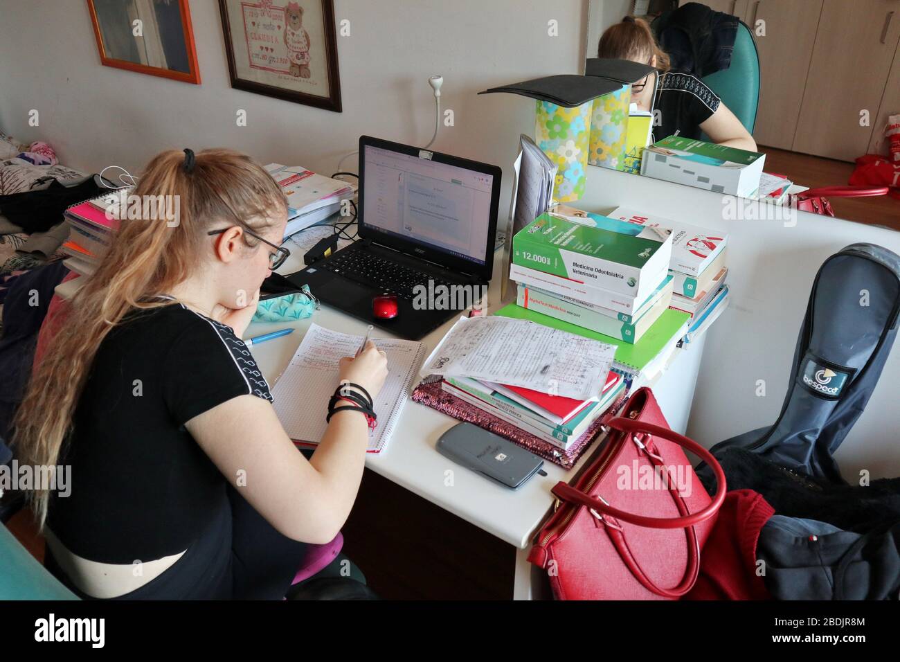 Studentessa alla scrivania Stock Photo - Alamy