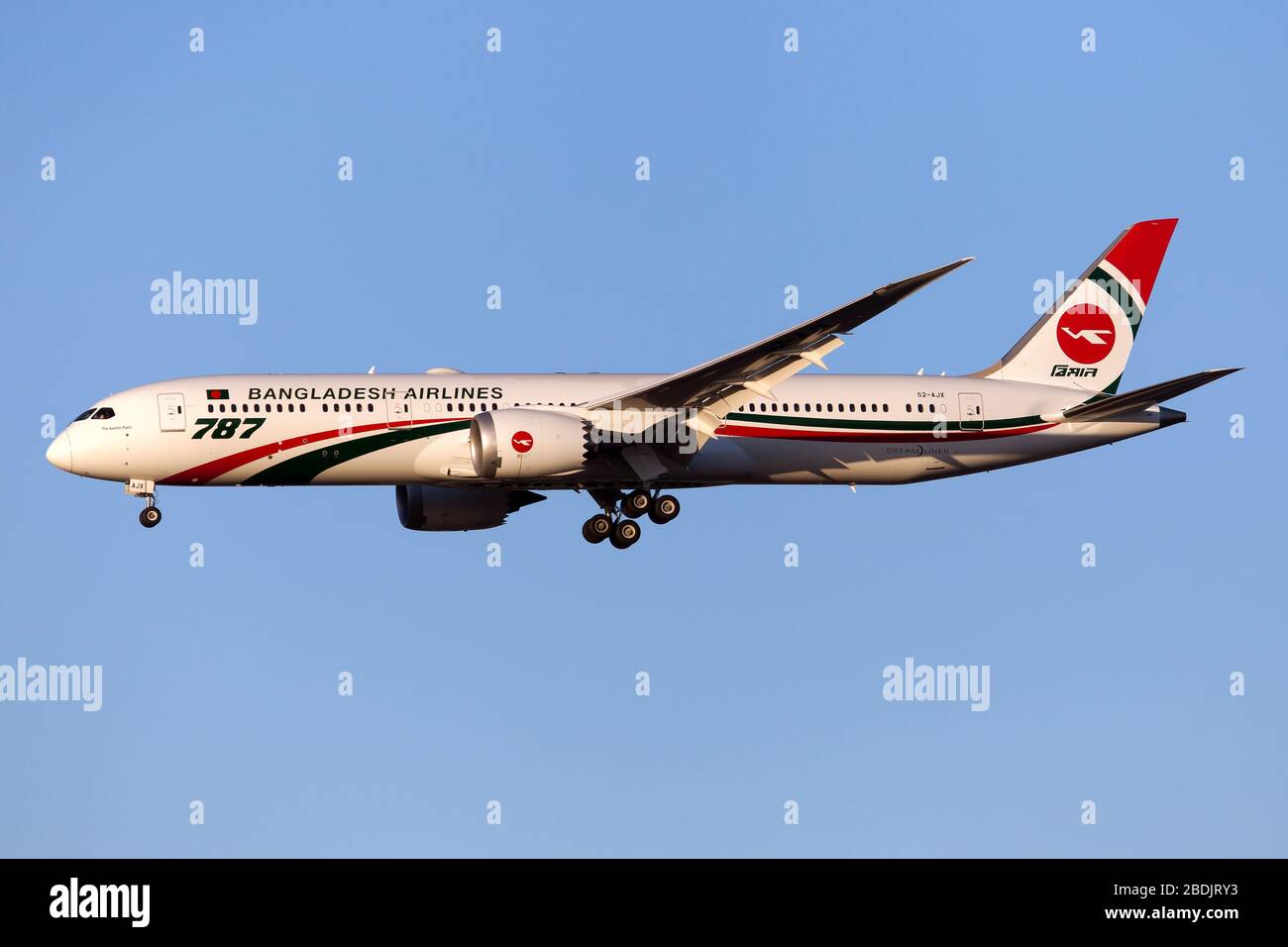 A Biman Bangladesh Airlines Boeing 787-9 dreamliner landing at London ...