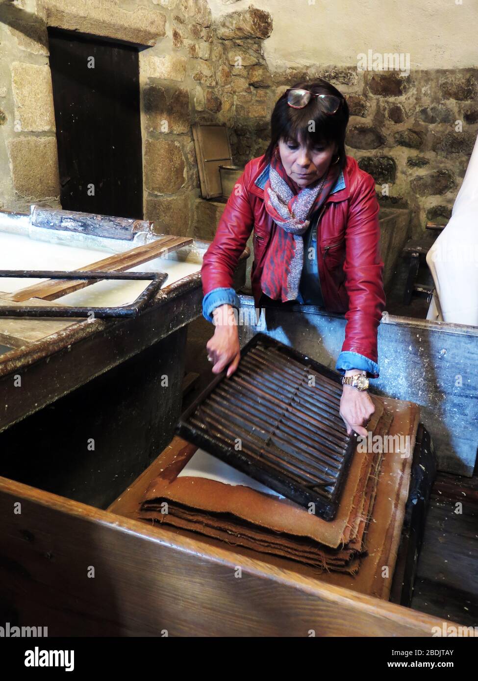 Medieval paper making hi-res stock photography and images - Alamy