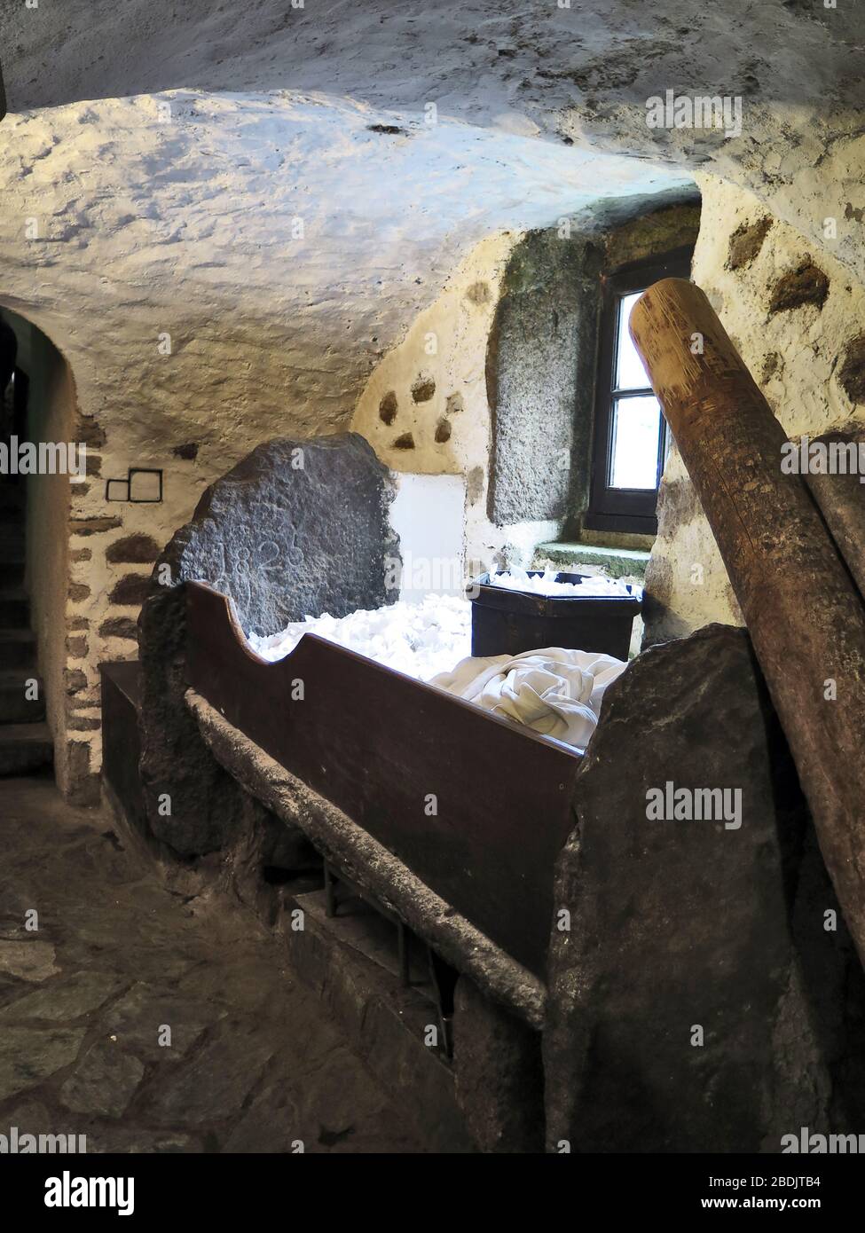 Medieval paper making hi-res stock photography and images - Alamy