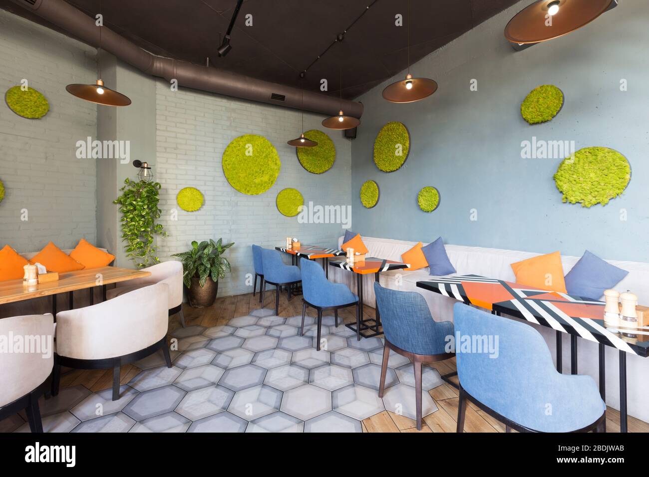 Empty cafe interior without people and workers Stock Photo - Alamy