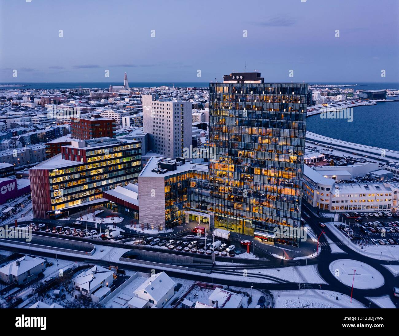 Illuminate evening modern building hi-res stock photography and images ...