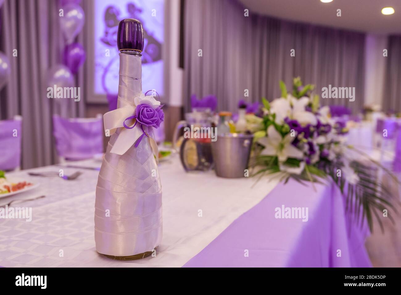 wedding table light arrangement Stock Photo - Alamy