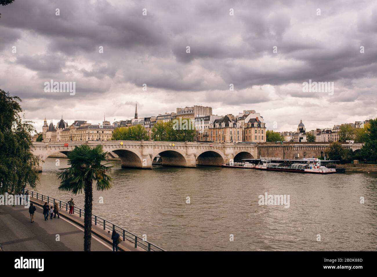 Paris: Pont-Neuf on a cloudy day. side view of part of the river Stock ...