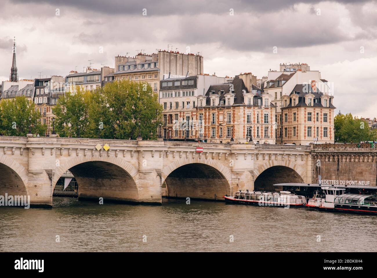 Paris: Pont-Neuf on a cloudy day. side view of part of the river Stock ...