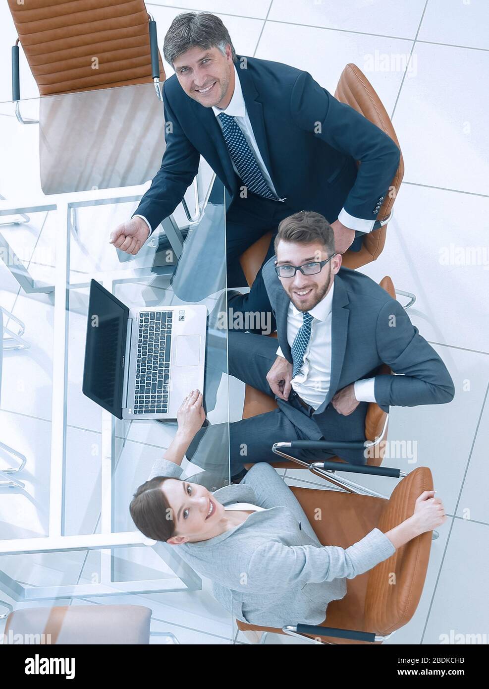 employees sitting at the desk and looking up Stock Photo - Alamy