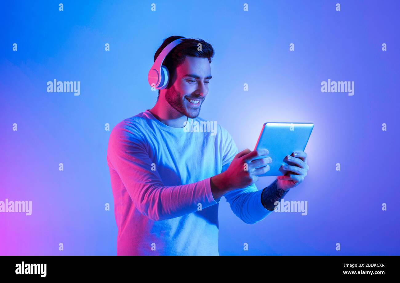 Guy headphones hi-res stock photography and images - Alamy