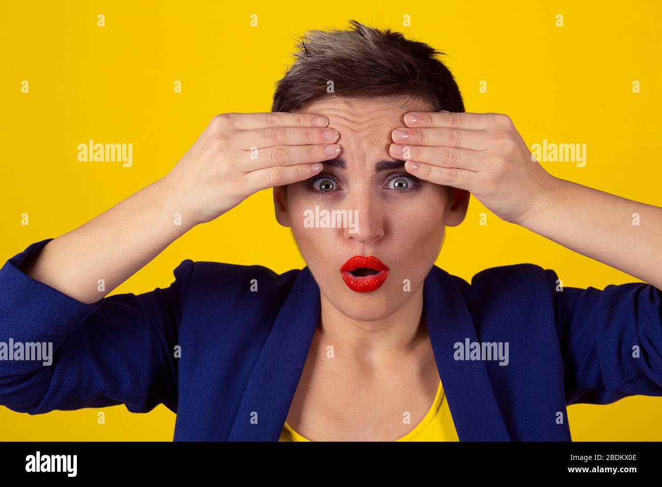 Close-up portrait shocked female face looking at you camera showing big ...