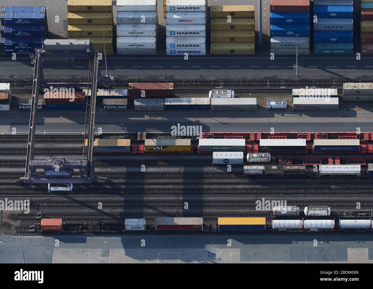 Duisburg, Germany. 08th Apr, 2020. Trains are loaded and unloaded in ...