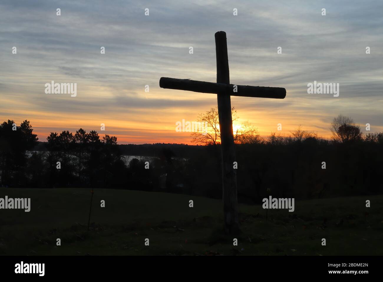 Silhouette of a wooden cross against a colorful sunrise Stock Photo - Alamy