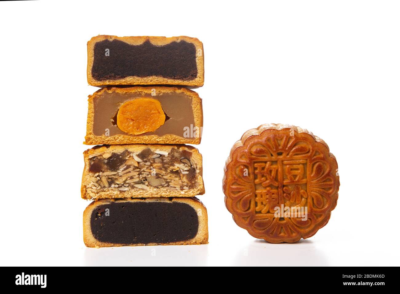 Cut the moon cake Stock Photo - Alamy