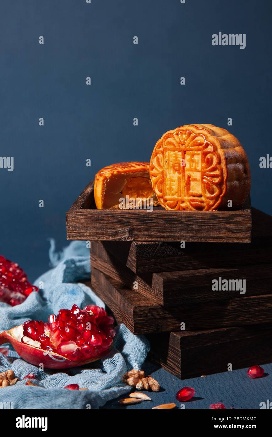 The Mid-Autumn festival moon eat moon cakes Stock Photo - Alamy