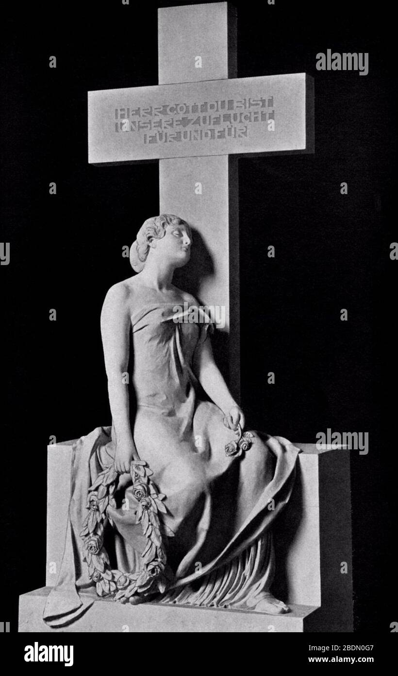 Hans Dammann - sitzende Trauernde vor Kreuz Stock Photo - Alamy